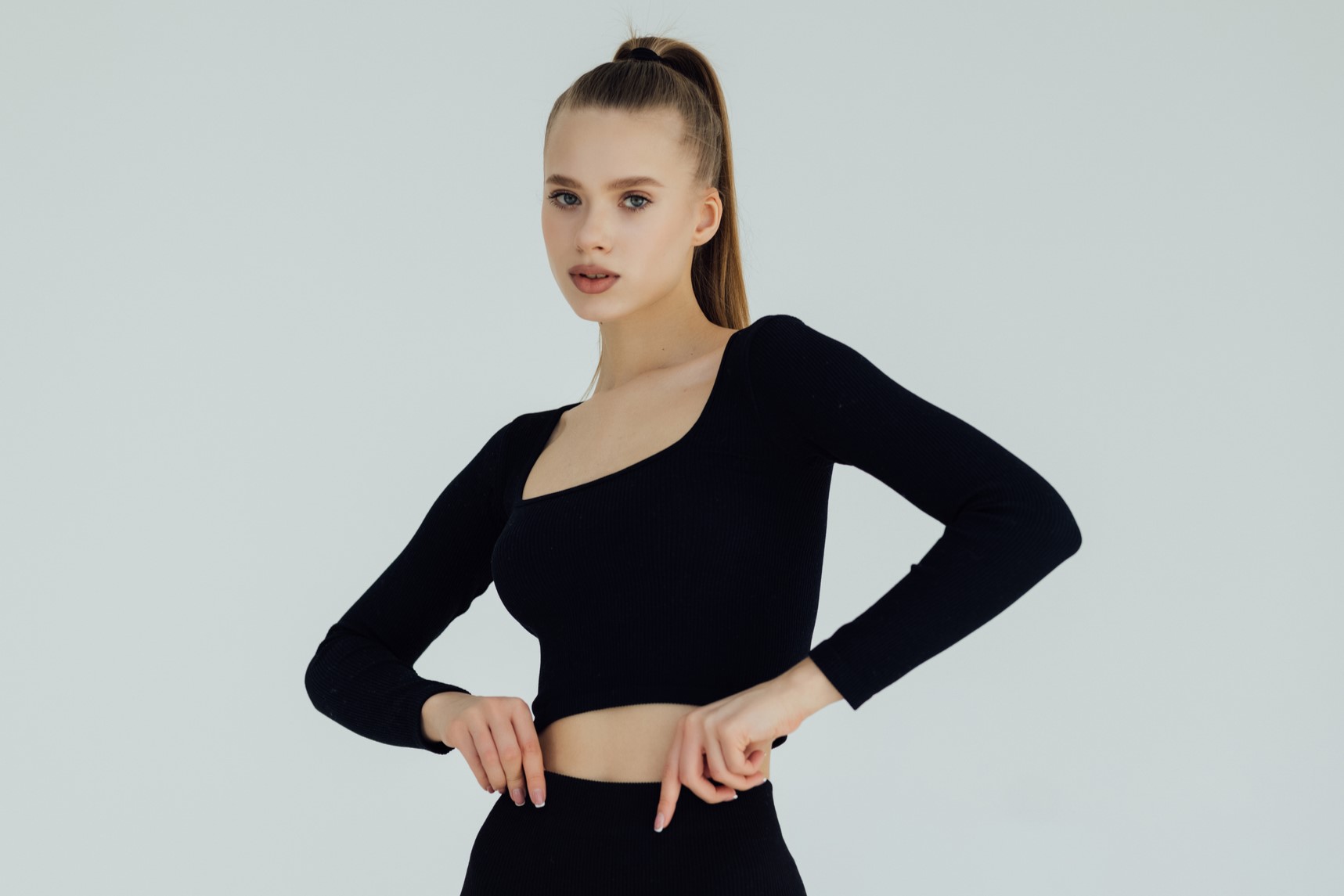 骨格ウェーブに似合う服と特徴を徹底解説！服の選び方と最新コーデを紹介 | GLADDプラス