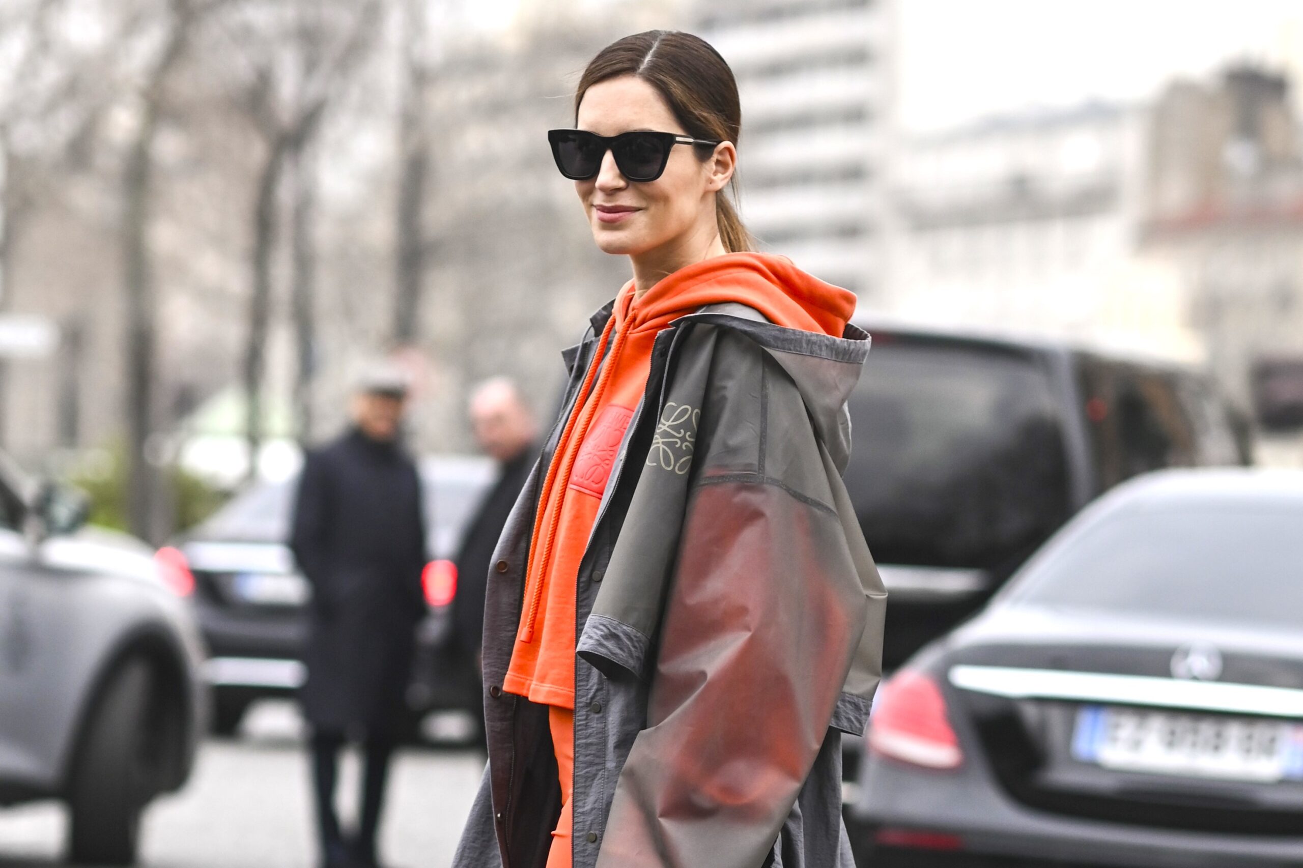 大人っぽおしゃれなパーカーコーデ25選《2024年》着こなしのコツ・ポイントも | GLADDプラス