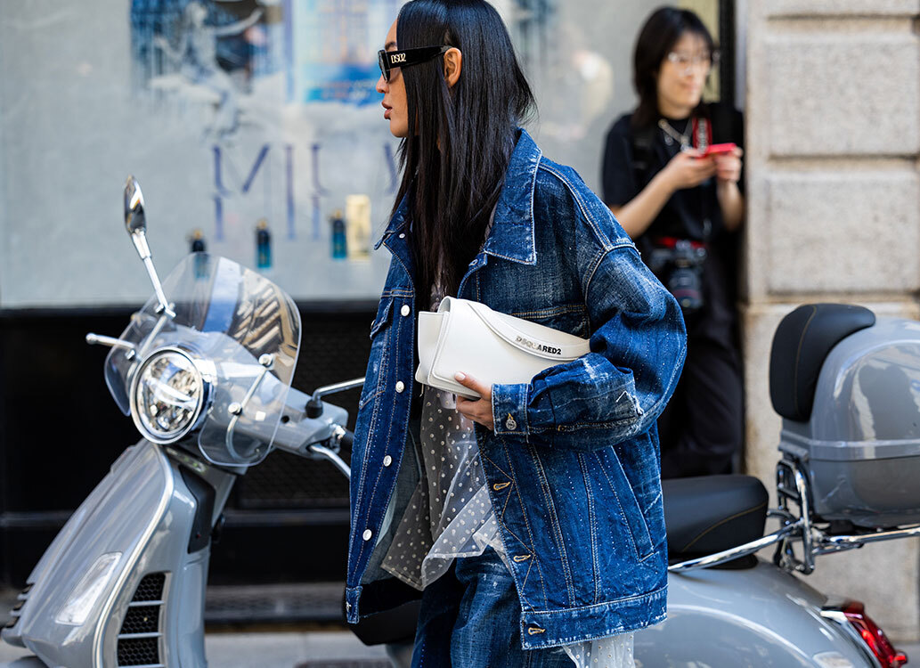 デニムジャケットコーデ25選《2025年最新》男性・女性別の選び方なども紹介！ | GLADDプラス