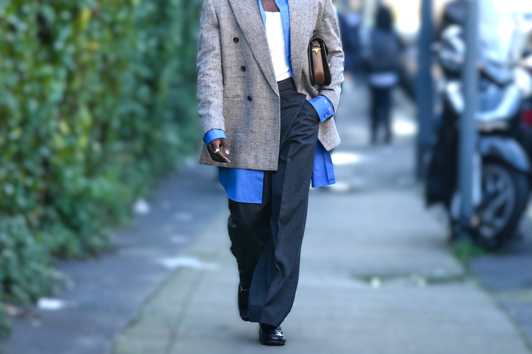 スラックスとは？チノパン・ジーンズなどとの違いや、おすすめの選び方・ケア方法など | GLADDプラス