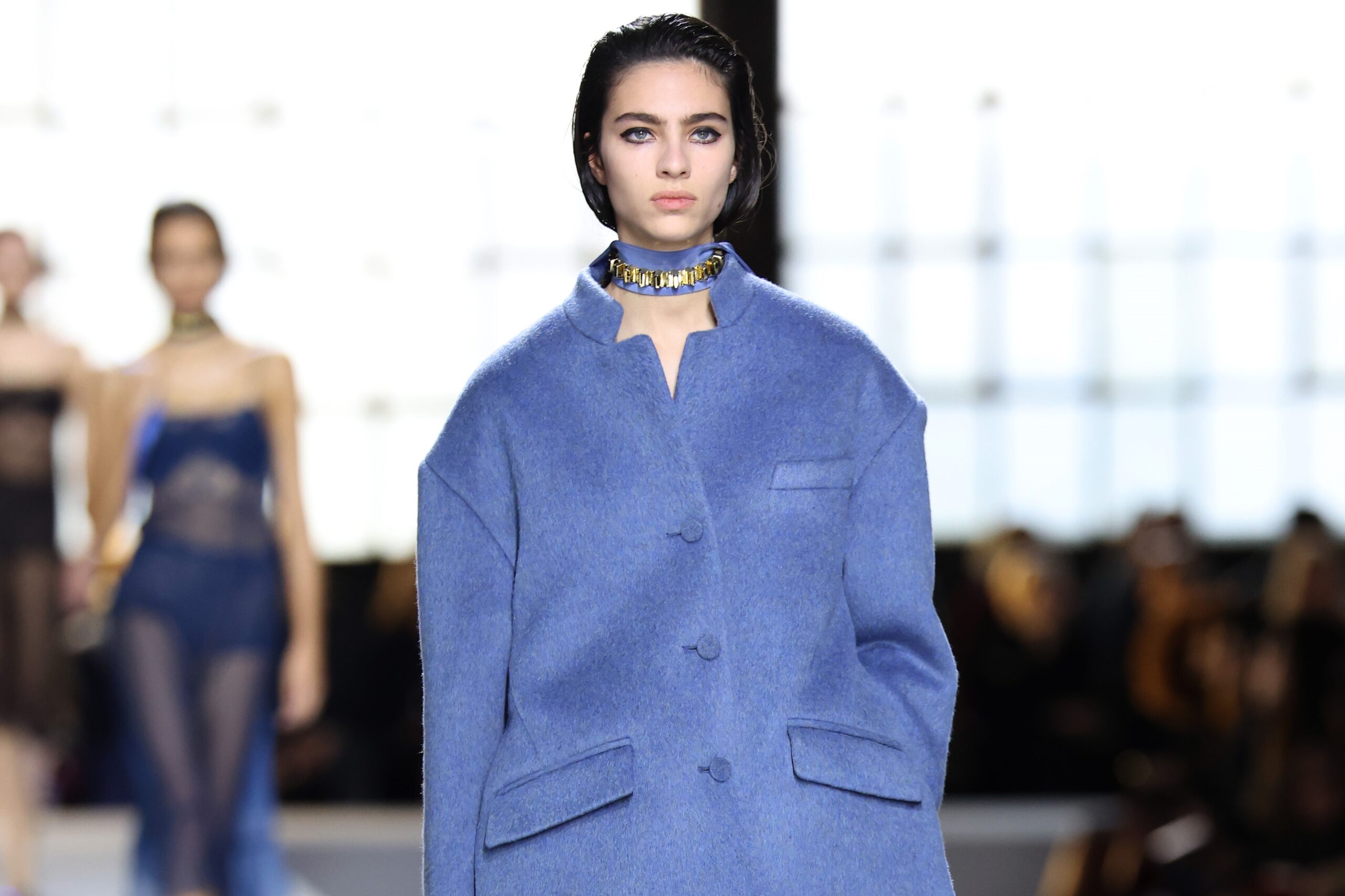 ランウェイルックから学ぶ「カラーアウター」の取り入れ方 | GLADDプラス