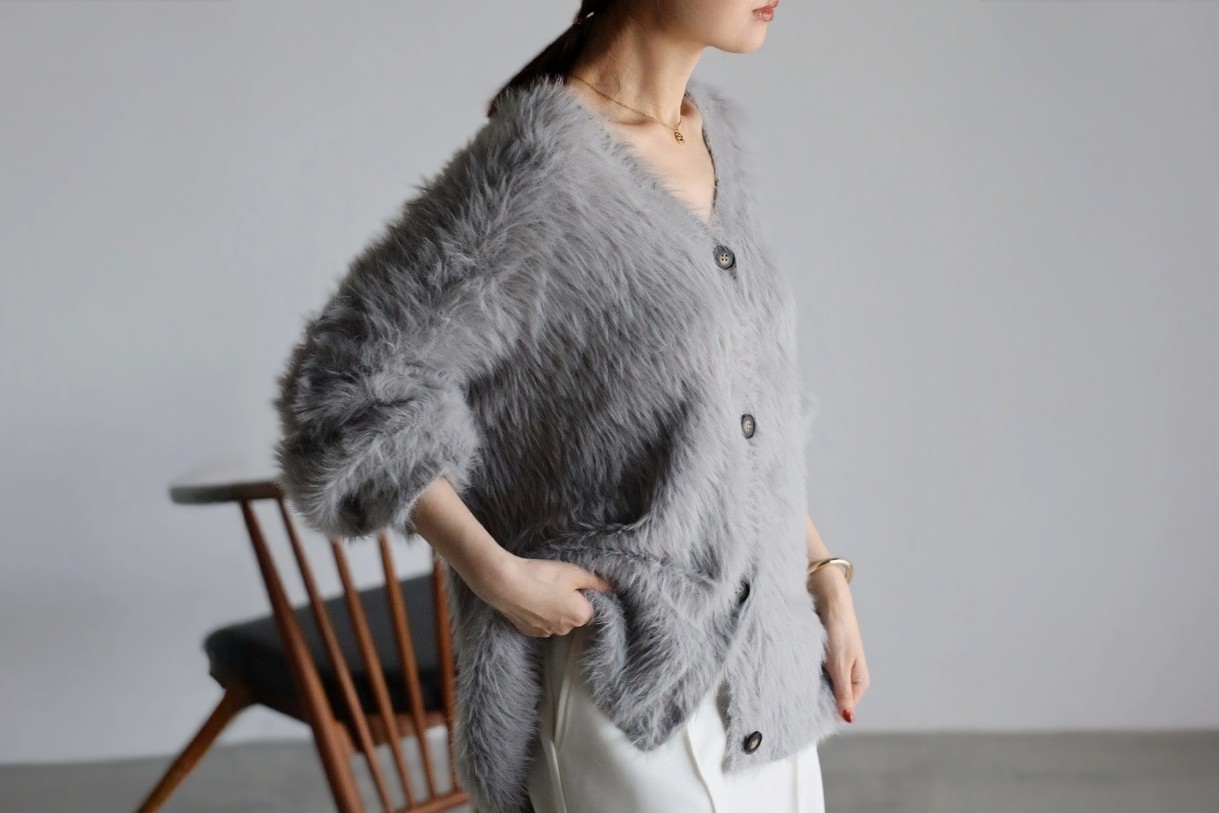 《GLADDでお得に》今欲しいのは、季節をつなぐ「着映えカーディガン」 | GLADDプラス